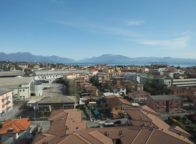 Lago Garda En Desenzano Del Garda Imagen de archivo - Imagen de agua ... Lago Garda En Desenzano Del Garda Imagen de archivo - Imagen de agua ...