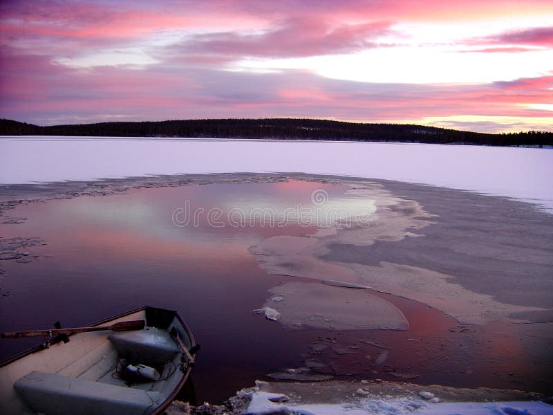 Lago Ghiacciato Al Tramonto Immagine Stock - Immagine di crepuscolo ...