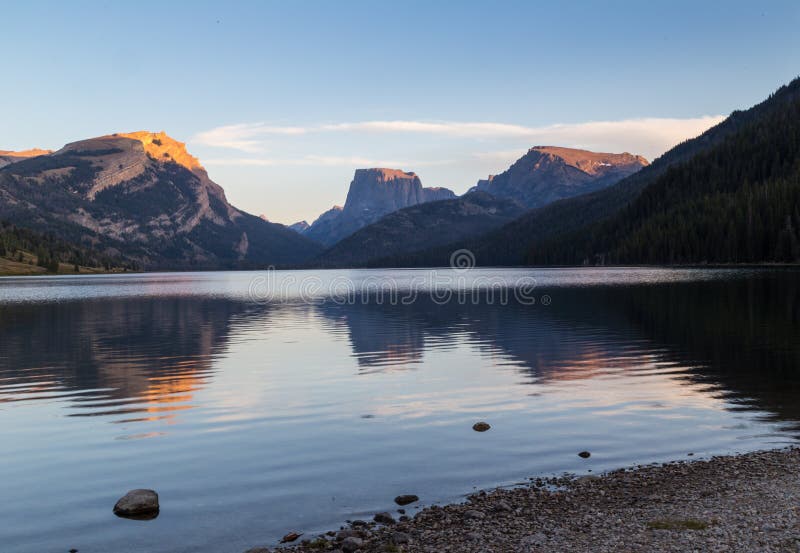 Lago green River fotografia stock. Immagine di ispirazione - 99782082