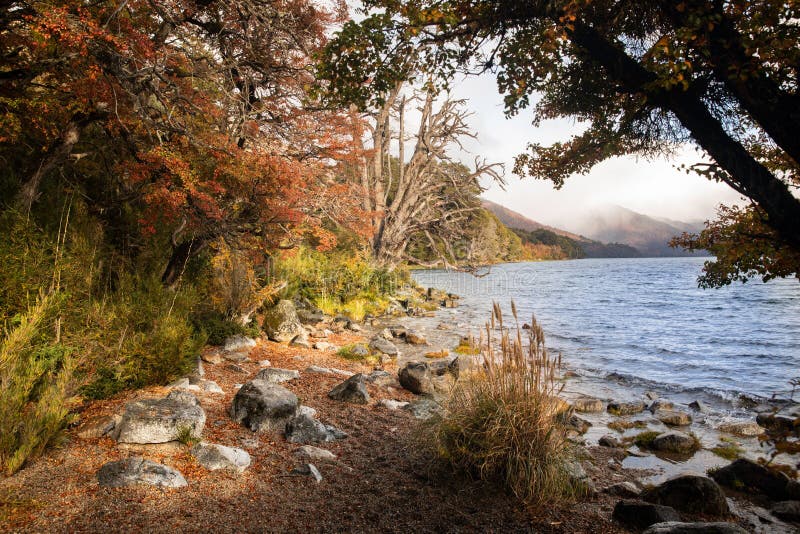 Lago Hermoso, Neuquen, La Argentina Imagen de archivo - Imagen de ...
