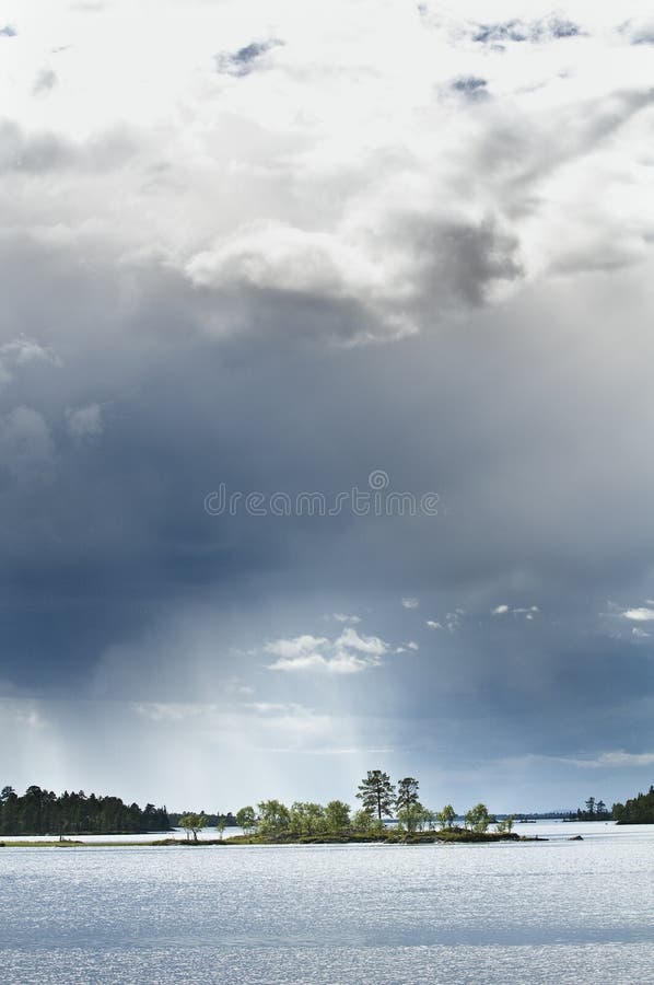 Lago Inari imagen de archivo. Imagen de lluvia, islotes - 11654939