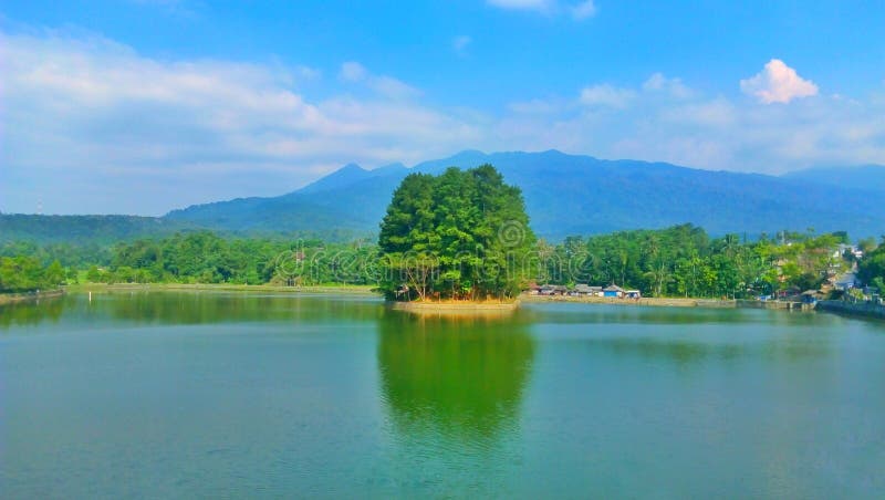 Lago Indonesio En Las Provincias De Garut West Java Foto de archivo ...