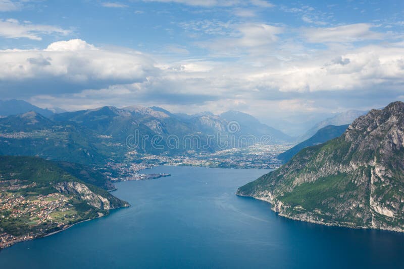 Lago Iseo, Italy foto de stock. Imagem de dolomite, arquitetura - 77664550