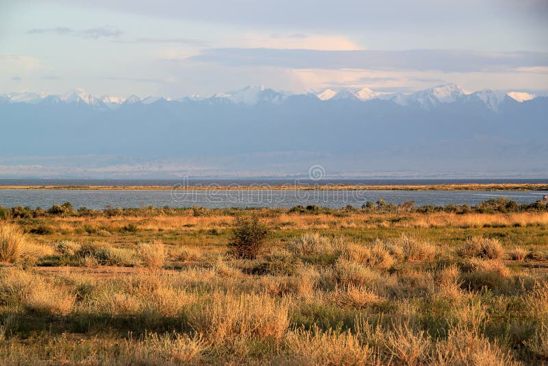Lago Issyk Kul immagine stock. Immagine di puntello, sabbia - 32863265