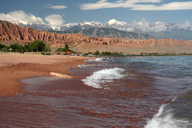 Lago Issyk-kul .mountain fotografia stock. Immagine di roccie - 23781998
