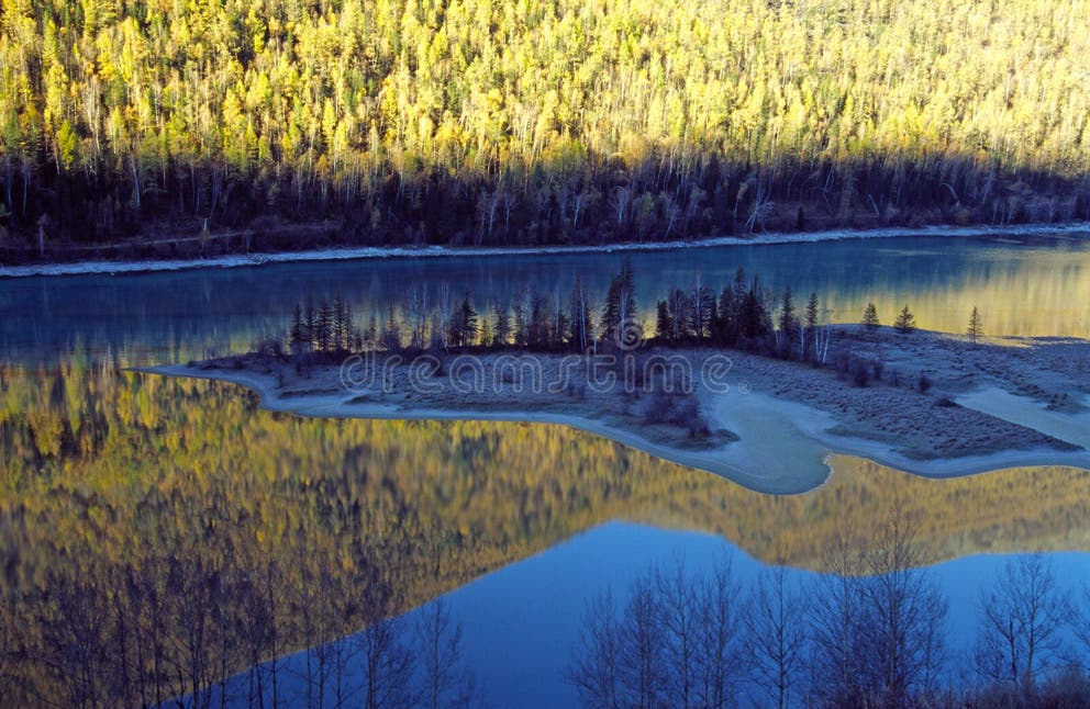 Lago Kanas en Xinjiang foto de archivo. Imagen de colores - 35008368