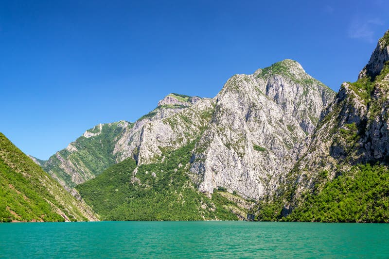 Lago Koman E Le Alpi Albanesi Fotografia Stock - Immagine di albania ...