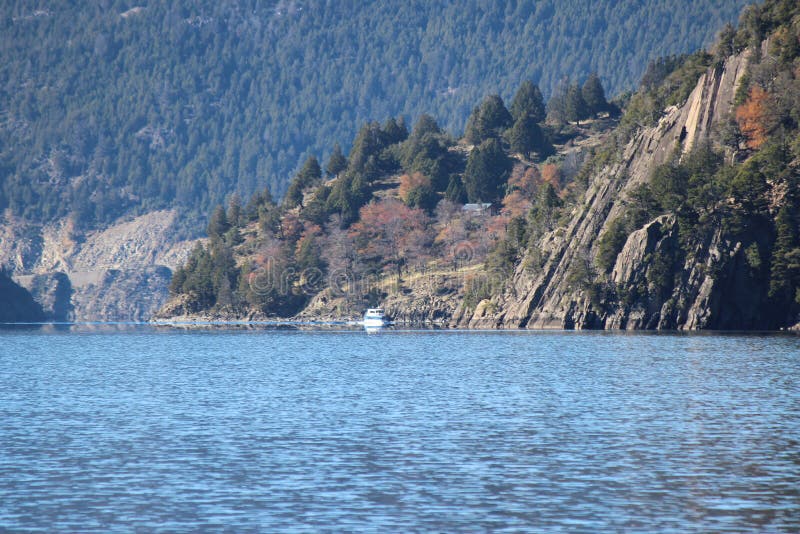 Lago Lacar immagine stock. Immagine di lago, barca, ande - 73399991