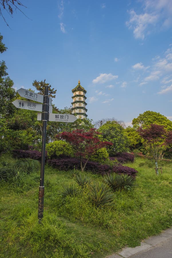 Lago Lama Temple, Nora Tower Xuanwu Fotografia Editoriale - Immagine di ...