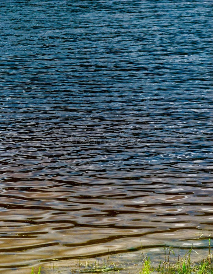 Lago limpio chispeante imagen de archivo. Imagen de profundamente ...
