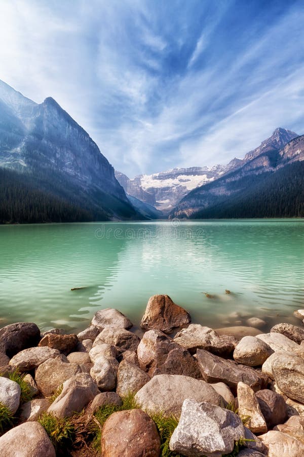 Lago Louise Scenic Portrait Banff Imagen de archivo - Imagen de rocoso ...
