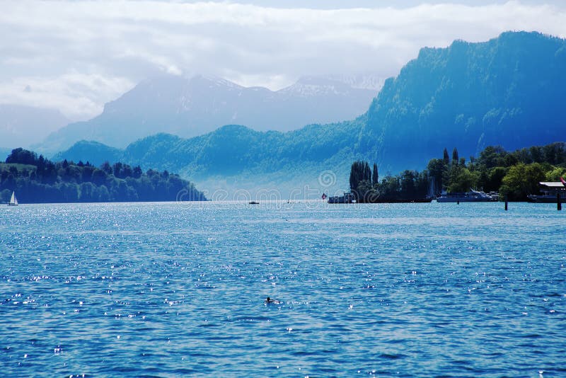 Lago lucerne imagen de archivo. Imagen de fondos, paisaje - 32033391