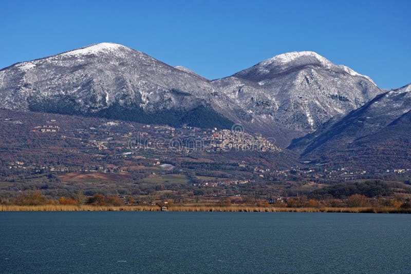 Lago Lungo, Poggio Bustone Y Macizo De Terminillo Foto de archivo ...