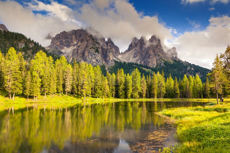 Lago magico in montagna immagine stock. Immagine di nave - 88573743