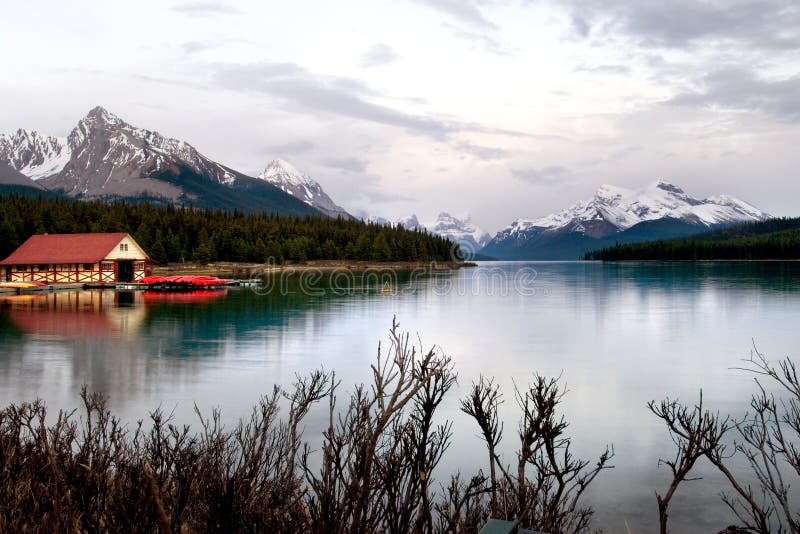 Lago Maligne imagen de archivo. Imagen de glacial, puro - 3790199