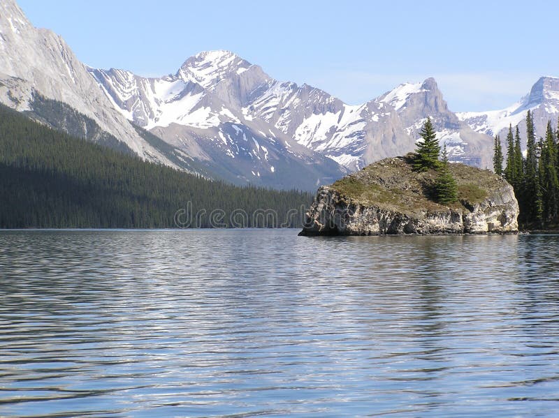 Lago Maligne En Jasper National Park Canada Imagen de archivo - Imagen ...