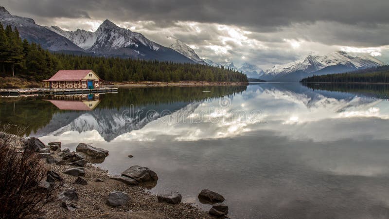 Lago Maligne, Jasper National Park Imagen de archivo - Imagen de ...