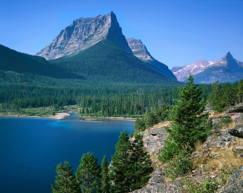 Lago St Mary, Isla De Ganso Silvestre En El Parque Nacional Glacier ...