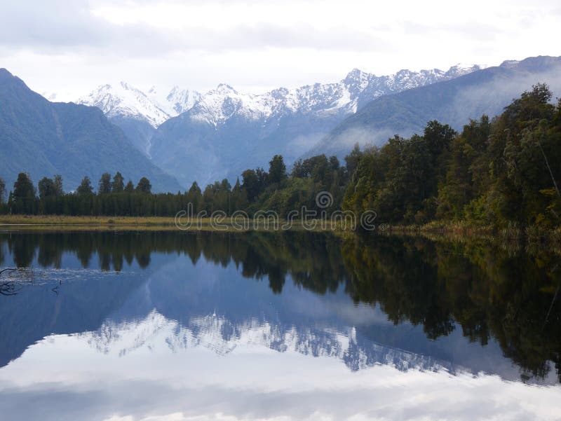 Lago Matheson foto de stock. Imagem de grande, around - 100688850