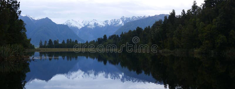 Lago Matheson imagen de archivo. Imagen de lago, roca - 100688885