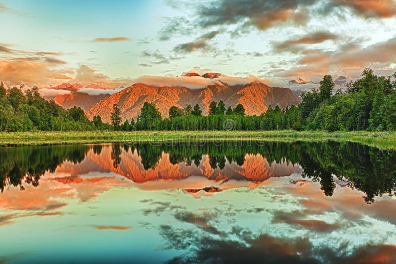 Lago de matheson foto de stock. Imagem de atmosférico - 189746120