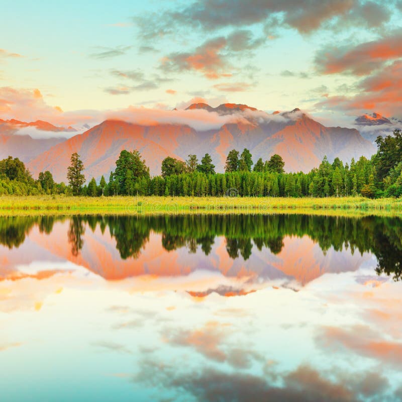 Lago de matheson foto de stock. Imagem de atmosférico - 189746120