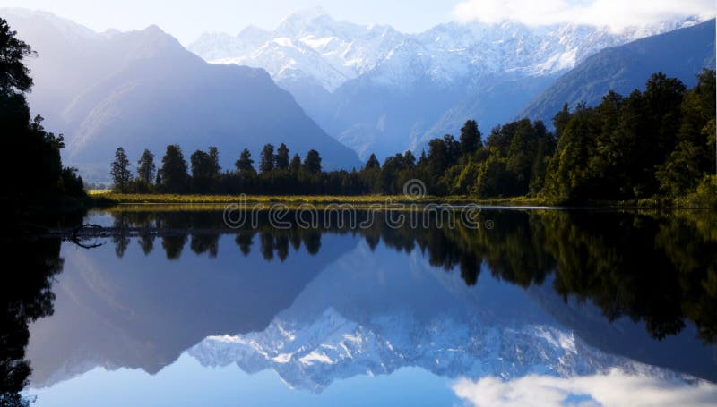 Lago Matheson Com Cozinheiro Do Mt, Nova Zelândia Foto de Stock ...