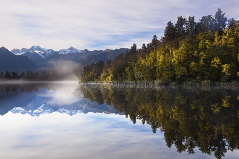 Lago Matheson, Nueva Zelandia Foto de archivo - Imagen de maya, espejo ...