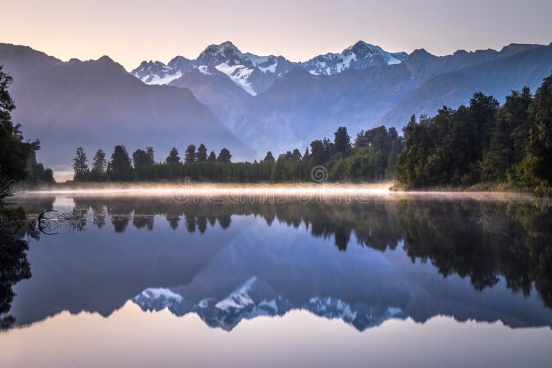 Lago Matheson, Nueva Zelandia Foto de archivo - Imagen de montaje ...