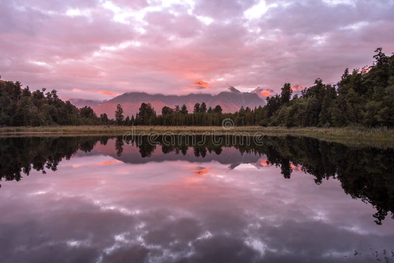 Lago Matheson, Nuova Zelanda Immagine Stock - Immagine di montagna ...