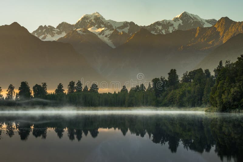 Lago Matheson, Nuova Zelanda Immagine Stock - Immagine di nubi ...