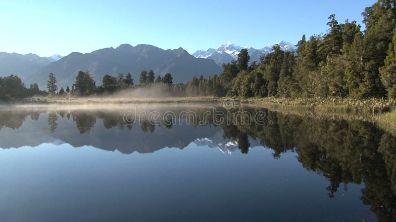 Lago Matheson in Nuova Zelanda Stock Footage - Video di lago, isola ...