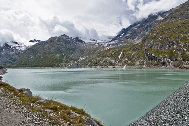 Lago Mattmark foto de stock. Imagem de lago, montanha - 26236076
