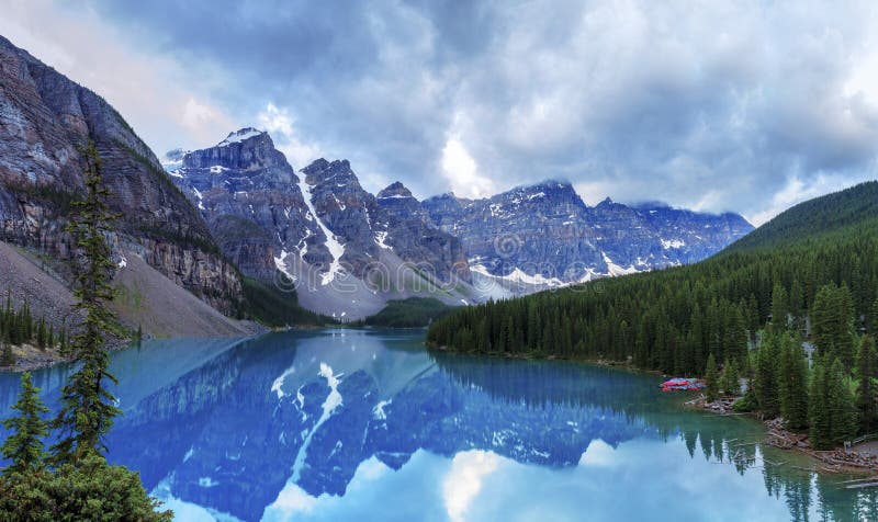 Lago moraine foto de archivo. Imagen de parque, kayac - 101418182