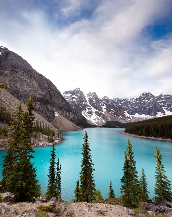 Lago Moraine Y El Valle De Los Diez Picos Imagen de archivo - Imagen de ...