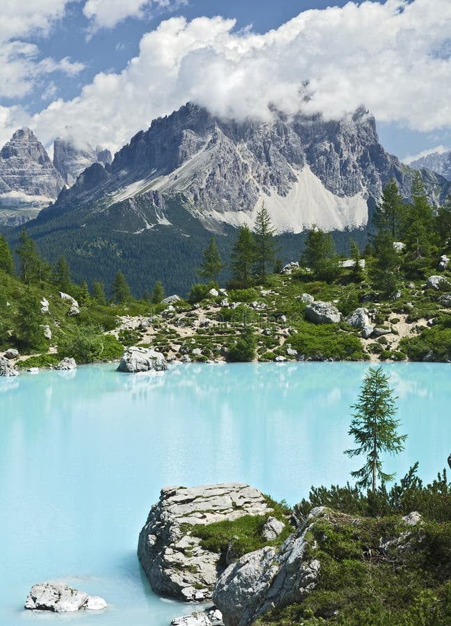 Lago Di Montagna Turchese Blu Immagine Stock - Immagine di nord ...