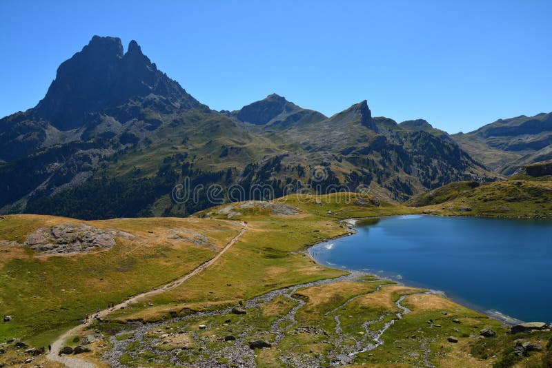Lago Mountain En Los Pirineos En Francia Imagen de archivo - Imagen de ...