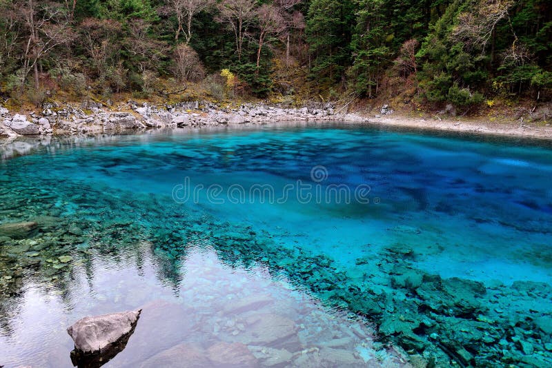 Lago Multi Color, Jiuzhaigou Imagen de archivo - Imagen de chengdu ...