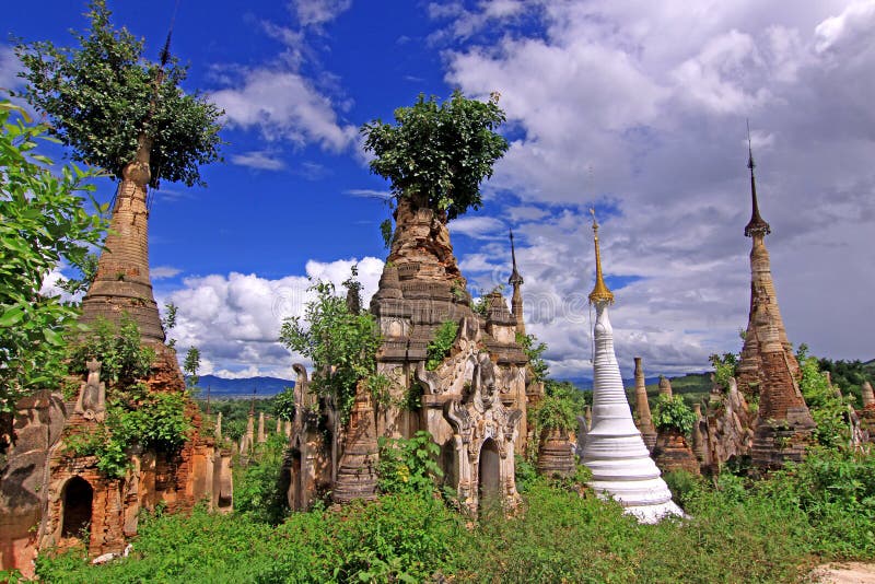 Lago Myanmar Inle - Pagodas Di Indein Immagine Stock - Immagine di lago ...