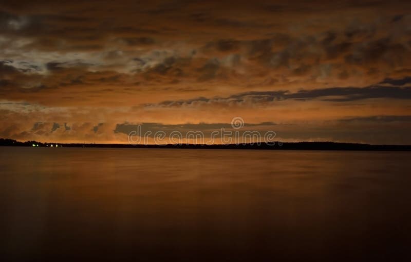 Lago na noite imagem de stock. Imagem de ambiente, cena - 58827055
