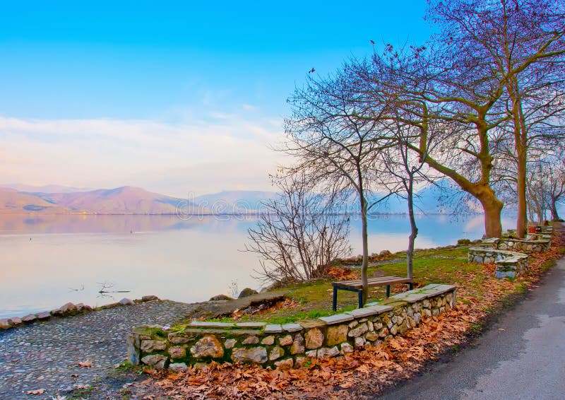 Lago Orestiada imagen de archivo. Imagen de camino, relaje - 23621313