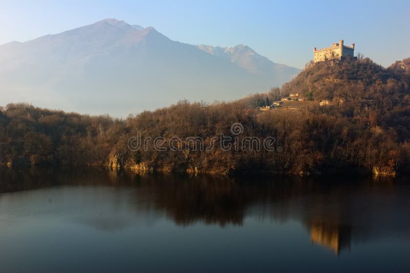 Lago Reflejado Castillo (6/6) Foto de archivo - Imagen de invierno ...