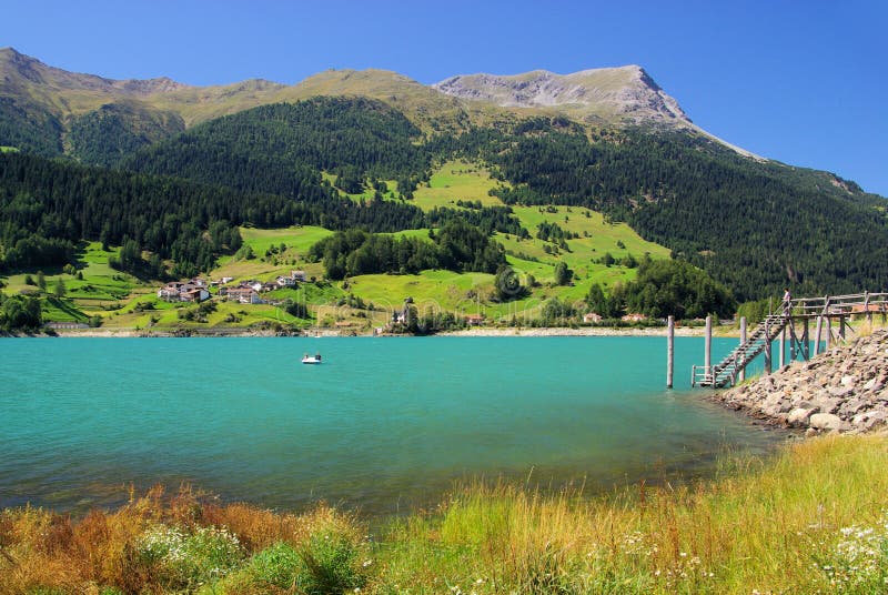 Lago Reschensee, Tirol Sul, Itália Imagem de Stock - Imagem de lugar ...