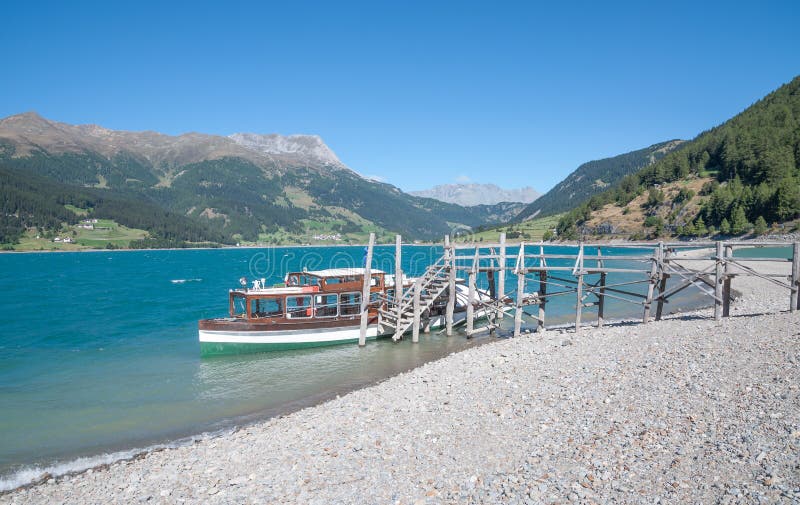 Lago Reschensee, El Tyrol Del Sur, Italia Foto de archivo - Imagen de ...
