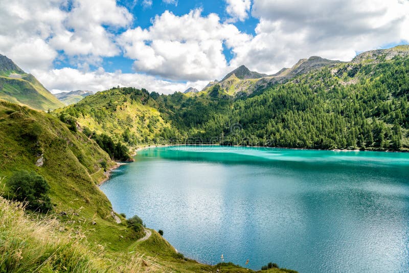 Lago Ritom Sulle Alpi Svizzere Fotografia Stock - Immagine di panorama ...