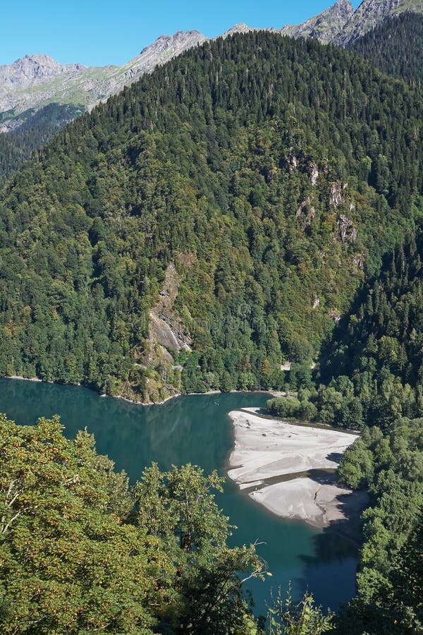 Lago Ritsa imagen de archivo. Imagen de pico, belleza - 31044703