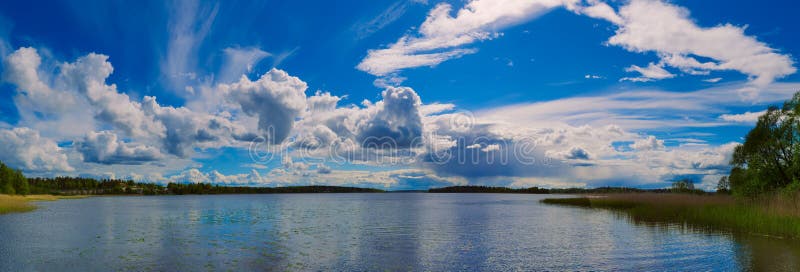 Lago Vattern in Svezia immagine stock. Immagine di roccie - 68392391