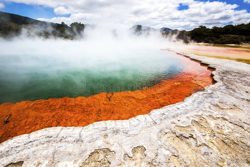 Lago Scintillante Caldo in Nuova Zelanda Immagine Stock - Immagine di ...