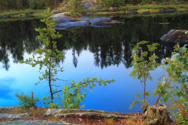 Lago sereno imagen de archivo. Imagen de alejado, serenidad - 23101533