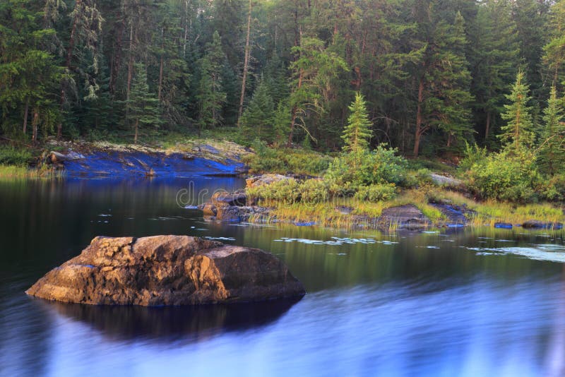 Lago sereno foto de archivo. Imagen de sunlight, rotura - 23970044